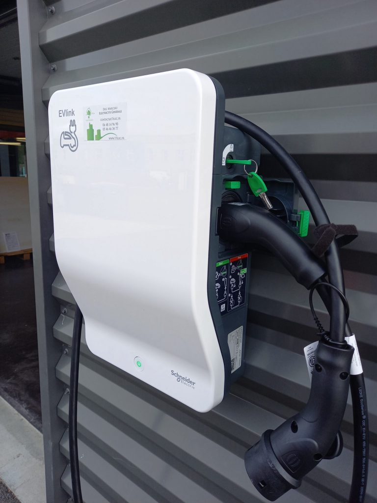 Borne de charge pour véhicules électriques - 17elec.fr